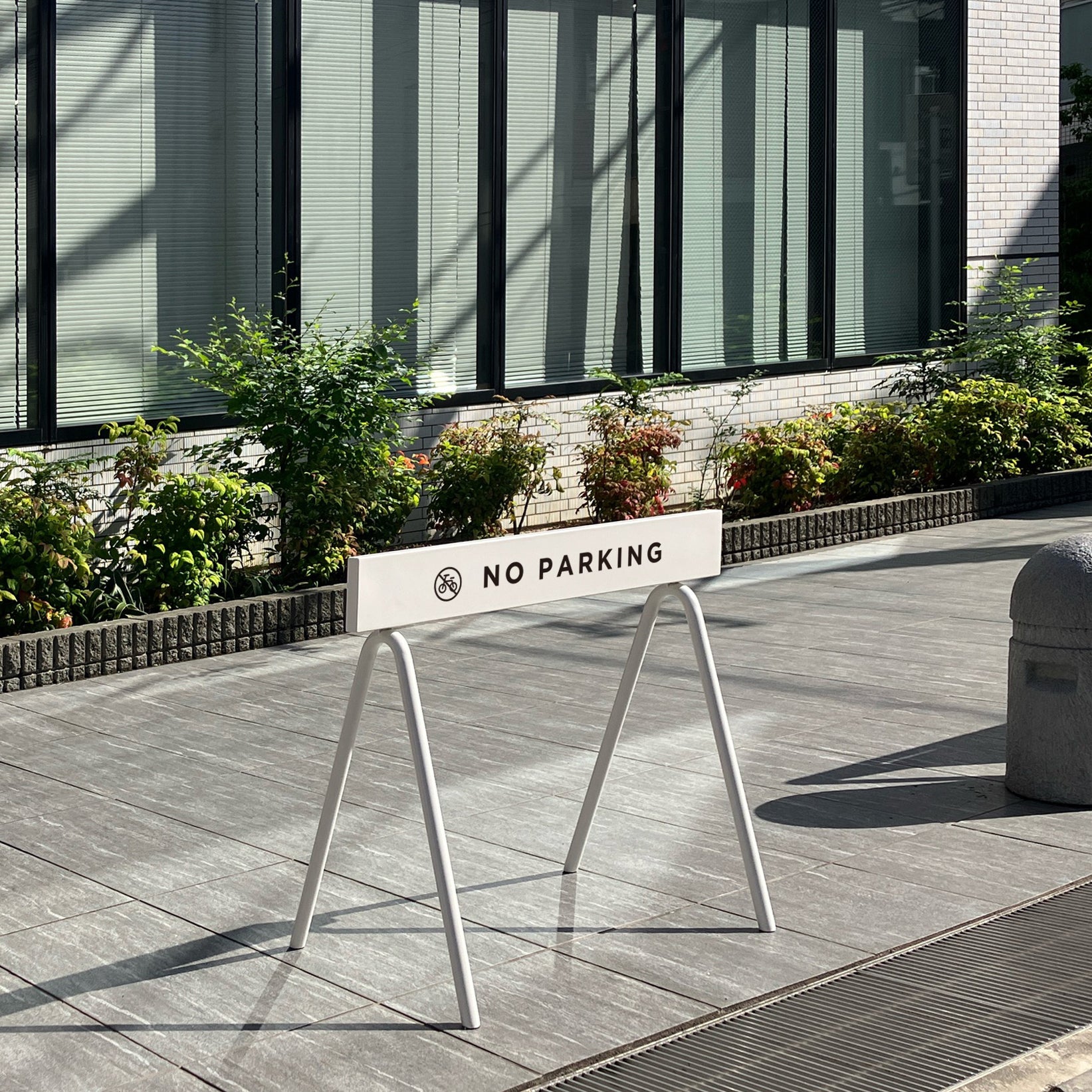 STEEL BARRICADE SIGN